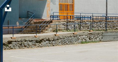 스케이트보드를 타고 길가를 달리는 남자 사진 Unsplash의 무료 도시 이미지