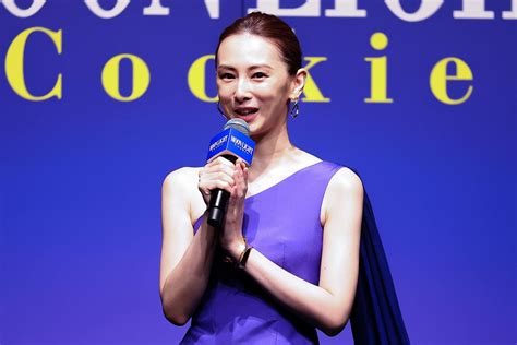 北川景子、美麗なブルードレス見て自身の結婚式を回顧 「ハッとしました」 Sirabee20221003kitagawakeiko04