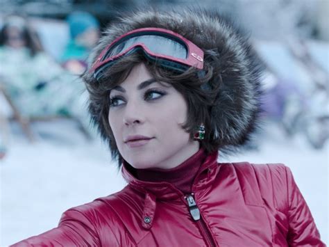 В фильм Дом Гуччи не вошла секс сцена Леди Гаги и Сальмы Хайек Lofficiel