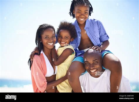 Une famille aimante a passé un excellent séjour sur la plage Une famille afro américaine qui
