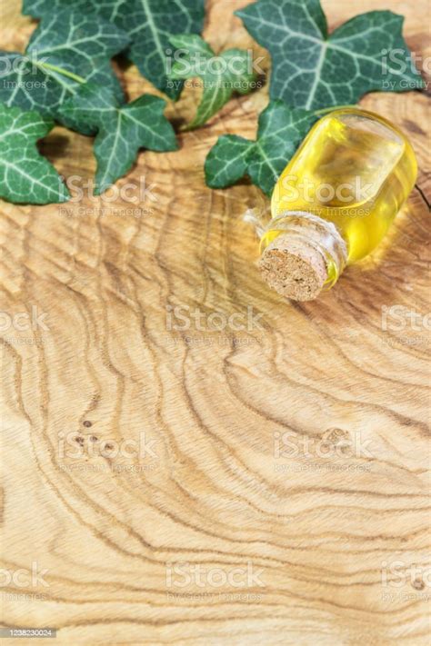 나무 테이블에 식물성 기름 한 병 오메가3 필수 고도 불포화 지방산 병에 아마씨 오일 아이비 헤데라의 녹색 잎 건강한 식생활에 대한 스톡 사진 및 기타 이미지 Istock