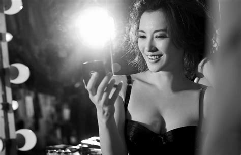 莫小棋演绎化妆间性感大片 倾城网
