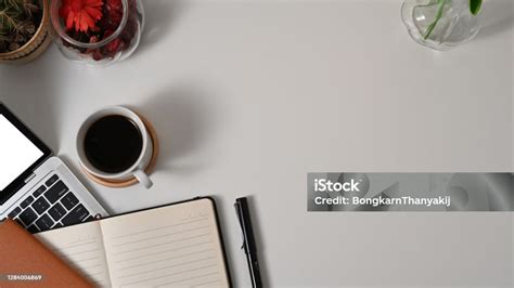 Ruang Kerja Dengan Laptop Alat Tulis Cangkir Kopi Dan Ruang Fotokopi Di
