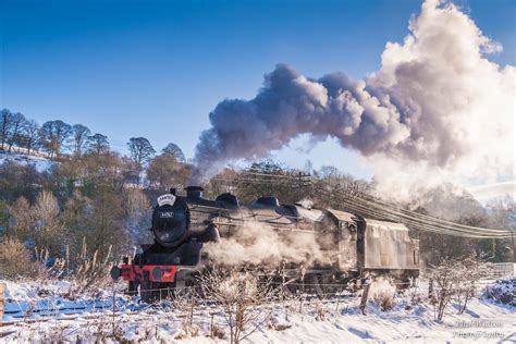 배경 화면 경치 언덕 하늘 눈 겨울 차량 연기 기차 트랙 알프스 산맥 수송 기관차 동결 구름 나무 증기 식물 선로 농촌 지역 기상 현상