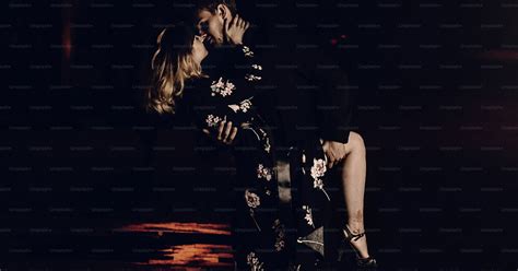 거리에서 야외에서 키스하는 커플 신혼 여행에서 파리의 밤 거리에서 키스하는 두 연인 열정 개념 사진 Unsplash의 개념 이미지