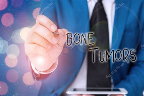 Texto de escritura de palabras Tumores óseos Concepto de negocio para puede ser benigno o