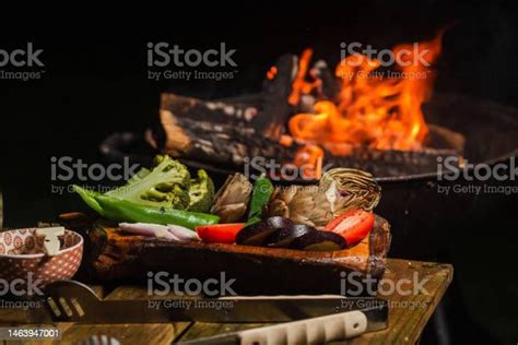 다양한 야채 아티 초크 고추 알 줄기 양배추 토마토 굽기 준비 비건 음식 건강 식품 녹색 굽기 0명에 대한 스톡 사진 및 기타