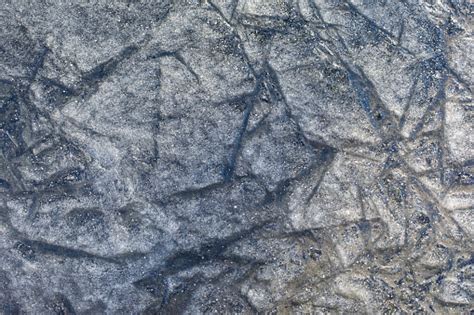 연못에 얇은 얼음 텍스처 배경 배경 벽지 얼어붙은 균열이 있는 고르지 않은 거친 얼음 층 겨울 눈 차가운 얼음 0명에 대한 스톡