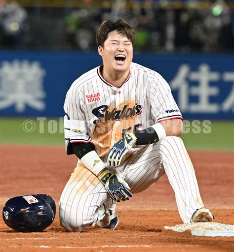 東スポ 写真部 On Twitter 【プロ野球】 10月14日 ヤクルト×阪神 Swallows 村上宗隆 ヘッドスライディング