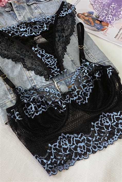 Conjunto Calcinha E Sutiã Em Renda Sem Bojo Com Aro Modelo Cropped