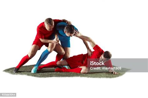 흰색 배경 위에 공을 대 한 태 클 하는 축구 선수 3 명에 대한 스톡 사진 및 기타 이미지 3 명 건강한 생활방식 경기