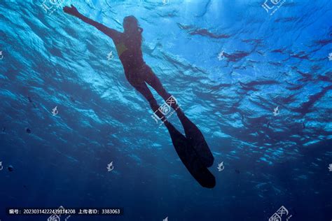 大海自由潜水潜水员水下摄影水上运动体育摄影摄影素材汇图网