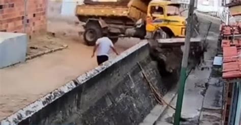 Caminhão Desgovernado Invade Residência Na Bahia Brasil Do Trecho
