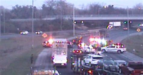 4 Hospitalized After 2 Car Crash On Chicago Highway Cbs Chicago