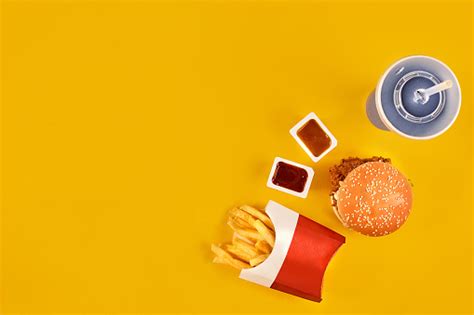 패스트 푸드 요리 최고 볼 수 있습니다 고기 햄버거 감자 칩 및 웨지입니다 구성 데 려가 감자 튀김 햄버거 노란색 바탕에
