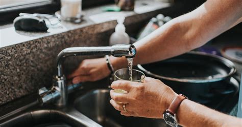 ¿bebe Agua Del Grifo Un Estudio Revela Que Casi La Mitad De Esta