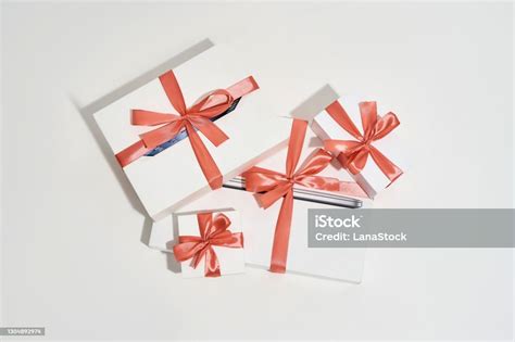 흰색 배경에 빨간 활이있는 다양한 크기의 선물 상자 더미의 상단 보기 0명에 대한 스톡 사진 및 기타 이미지 0명 기념일 노랑 Istock