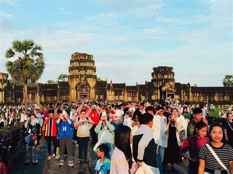 អបអរសាទរ ព្រឹត្តិការណ៍សមរាត្រី បាតុភូតព្រះអាទិត្យរះចំកណ្ដាលកំពូលប្រាសាទអង្គរវត្ត សារព័ត៌មាន