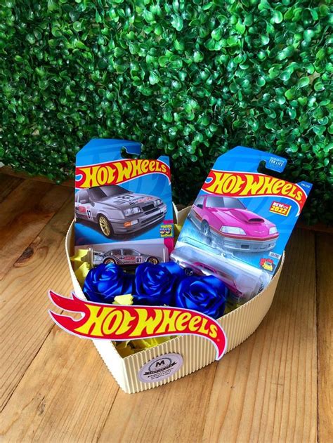 Caja de catón en forma de corazón con rosas de listón y carritos