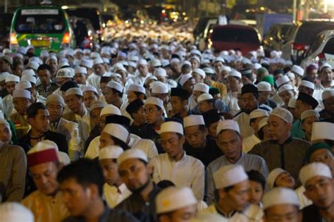 Shalat Tarawih Malam Ke 21 Ramadan Jamaah Padati Masjid Kramat Empang