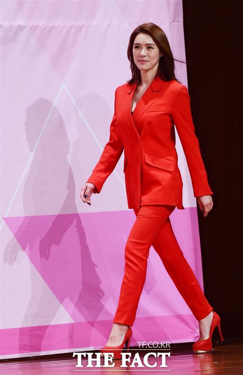 [tf 클릭] 보조개 미녀 가희 심쿵 유발 눈웃음은 보너스 포토 기사 더팩트