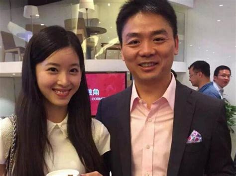刘强东妻子很美吗，看到马云妻子旧照，终于知道他为何藏着掖着！腾讯新闻