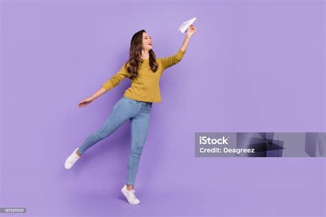 보라색 색상 배경에 고립 된 꽤 긍정적 인 사람 손 홀드 종이 비행기의 전신 프로필 사진 종이 비행기에 대한 스톡 사진 및 기타