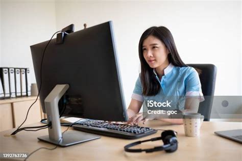 병원 진료소의 워크 스테이션에서 데스크톱 컴퓨터를 사용하는 여성 아시아 의료 종사자 간호사에 대한 스톡 사진 및 기타 이미지 간호사 컴퓨터 30 34세 Istock