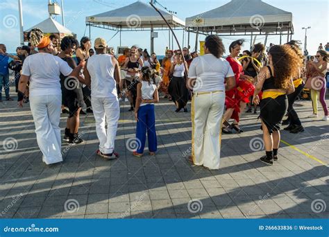Grupo De Personas Bailando En La Calle Con Capoeira En La Plaza Farol Da Barra Foto Editorial
