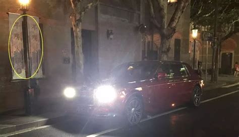 思聪带两女伴吃火锅，劳斯莱斯幻影接送，专人给他拉车门 蓝天白云社