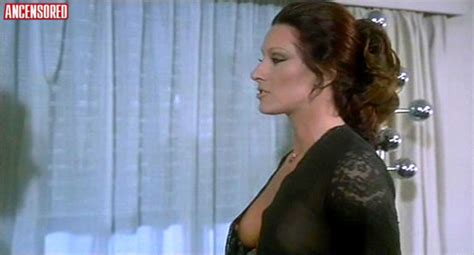 Naked Helga Liné in La amante perfecta