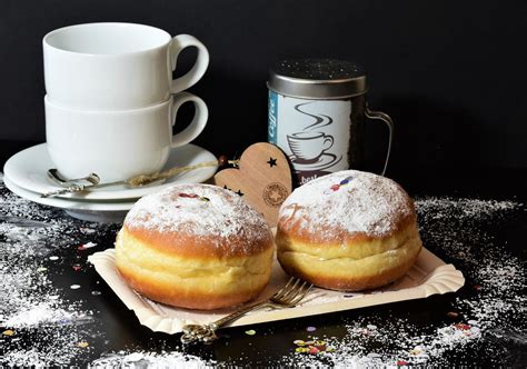 Domowe pączki z lukrem Jak zrobić pączki na tłusty czwartek Sprawdź jak zrobić pyszne