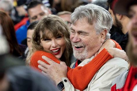 Travis Kelces Dad Ed Explains How His Birthday Present For Taylor