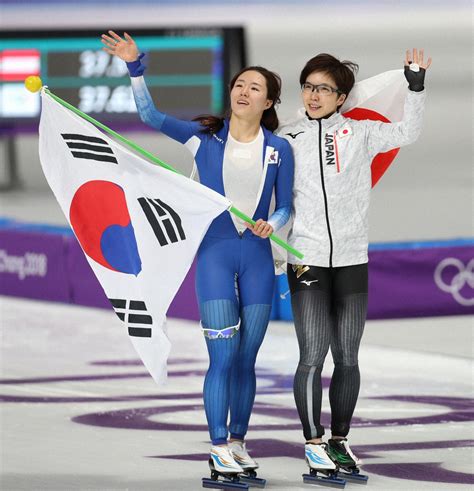 平昌五輪・スピードスケート女子500メートル終了後、銀メダルの李相花（左、韓国）とともに場内を一周する金メダルの小平奈緒 ― スポニチ