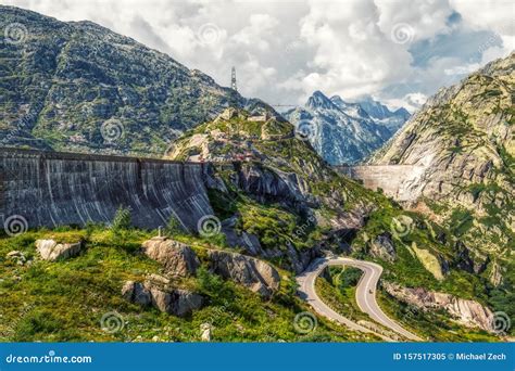 Stausee Beim Grimselpass Zwischen Den Schweizer Alpen Stockbild Bild