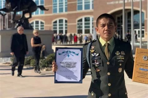 Siapa Mayor Teddy Berikut Profil Prestasi Dan Perjalanan Karier Sosok Ajudan Prabowo Yang