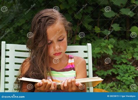 Muchacha De La Lectura Foto De Archivo Imagen De Parque 3023872