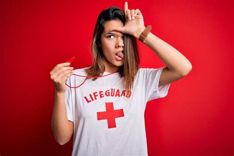 Joven Hermosa Morena Salvavidas Chica Vistiendo Camiseta Con Cruz Roja