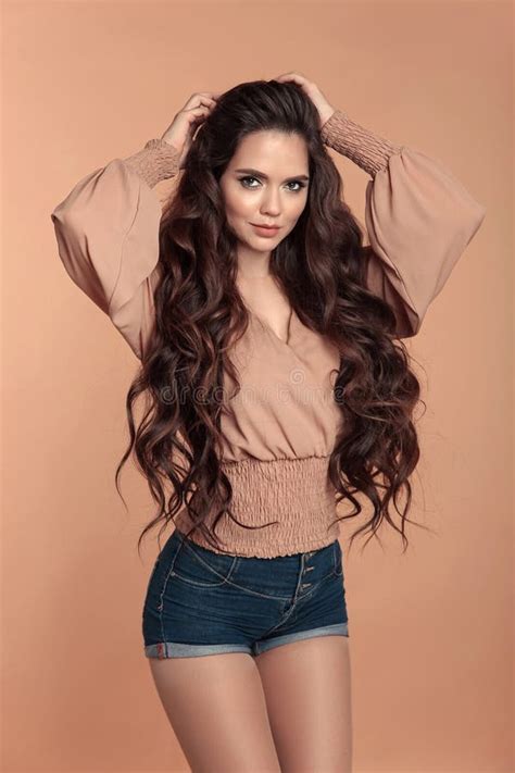 Modieus Mooi Meisje Die Blouse Met Lange Kokers Dragen En Stock