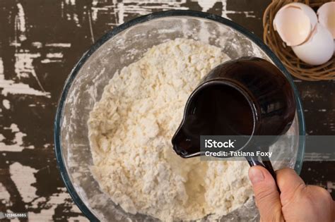 뜨거운 물로 국자를 들고 갈색 배경에 반죽을 만들기 위해 밀가루에 붓는 여자 손 층계에 대한 스톡 사진 및 기타 이미지 층계 피에로기 갈색 Istock