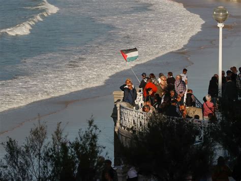 Miles De Vascos Muestran En Donostia Su Solidaridad Con Palestina Y Piden Que Pare La Masacre