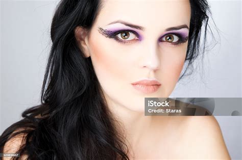 Riasan Profesional Dan Gaya Rambut Wanita Muda Cantik Close Up Foto