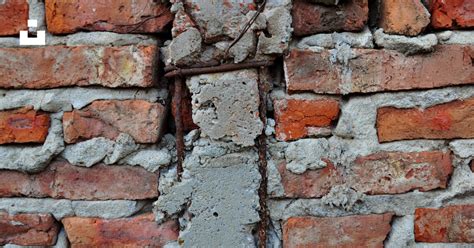 철근이 노출된 깨진 벽돌 벽 사진 Unsplash의 무료 텍스처 이미지