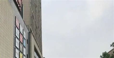 女子被高空抛下砖头砸中离世，嫌疑人精神有问题？腾讯新闻