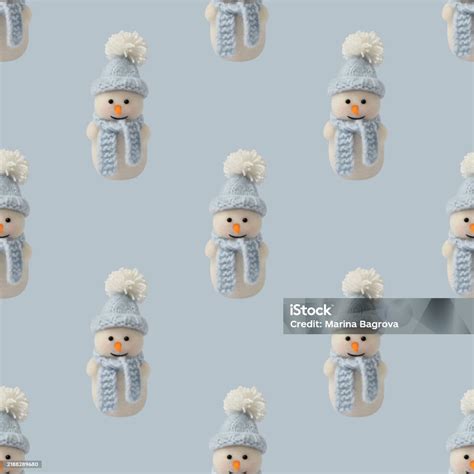 파란색 배경에 행복 한 장난감 눈사람과 완벽 한 패턴 크리스마스 장식 새해 복 많이 받으세요 겨울에 대한 스톡 사진 및 기타 이미지 Istock