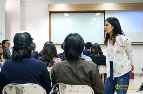 4 Potret Dian Sastrowardoyo Ngajar Di Ui Pakai Kebaya Hingga Bikin
