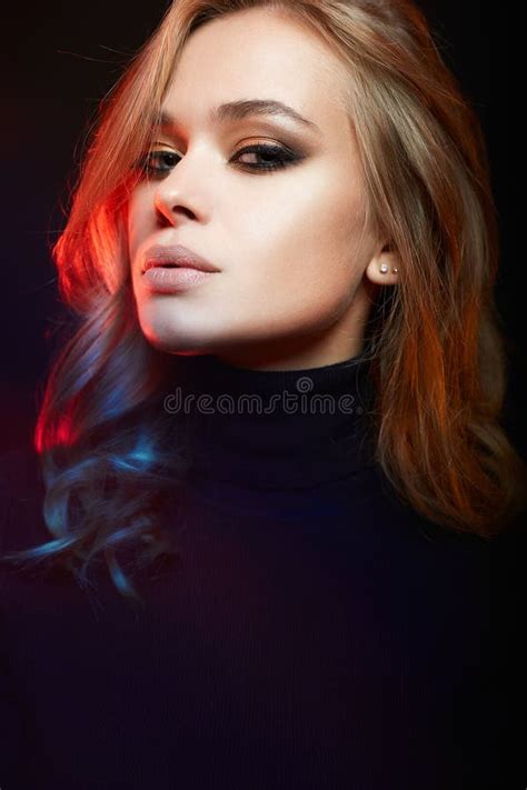 Mujer Hermosa En Luces De Color Colorida Chica Foto De Archivo Imagen De Negro Rojo