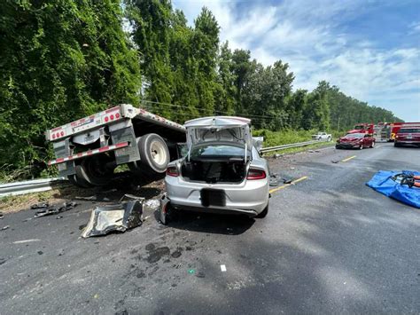 Crash Involving 2 Tractor Trailers 2 Passenger Vehicles Shuts Down