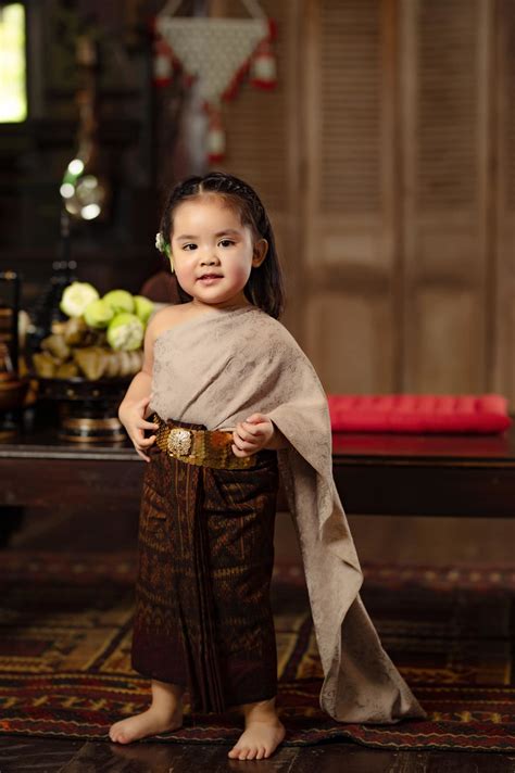 នី រតនា ដឹកដៃ ភរិយា និងកូនស្រី ស្លៀកឈុតបែបប្រពៃណី ស្អាតខ្លាំង ពិសេសគឺក្រមុំតូច គួរឲ្យគ្រឺតណាស់