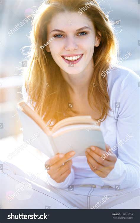 394 Sexy Brunette Woman With Notepad 图片、库存照片和矢量图 Shutterstock